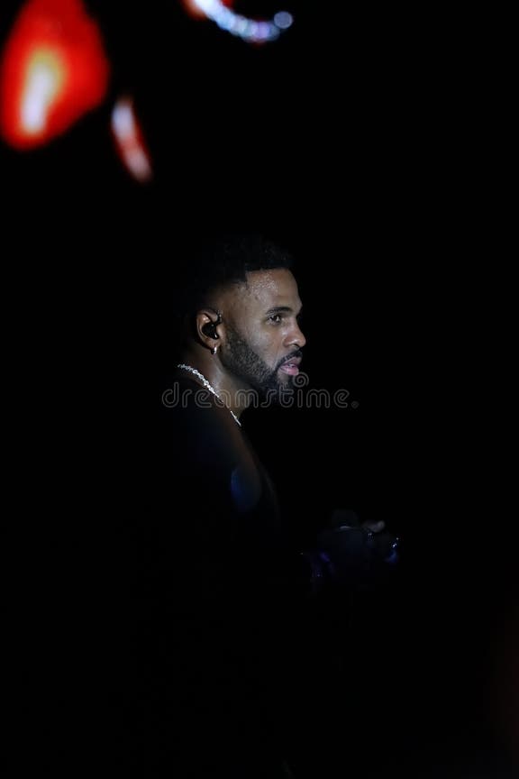 Jason Derulo Performing on Stage with a Dancer during a Live Concert ...