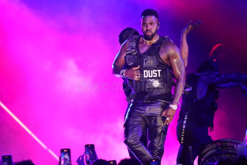 Jason Derulo Performing on Stage with a Dancer during a Live Concert ...