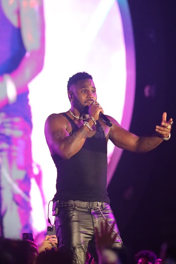 Jason Derulo Performing on Stage with a Dancer during a Live Concert ...
