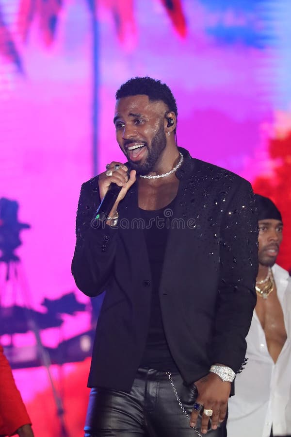 Jason Derulo Performing on Stage with a Dancer during a Live Concert ...