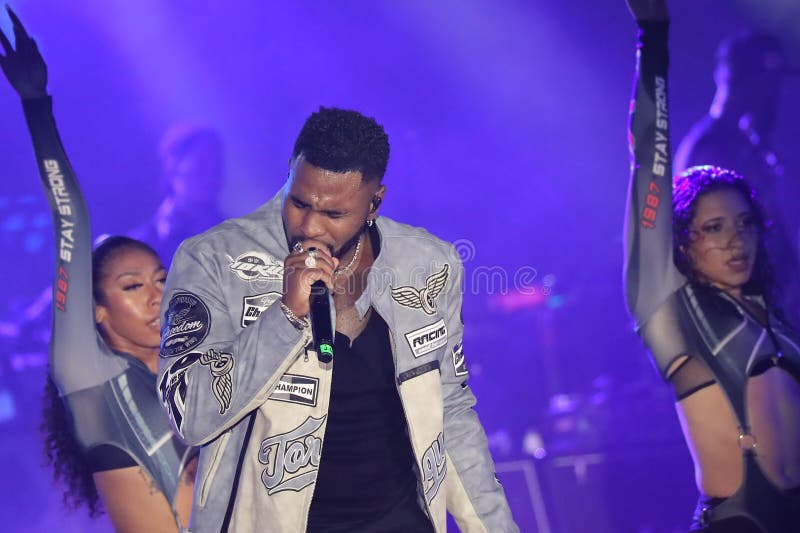 Jason Derulo Performing on Stage with a Dancer during a Live Concert ...