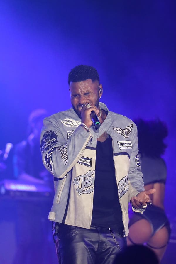 Jason Derulo Performing on Stage with a Dancer during a Live Concert ...