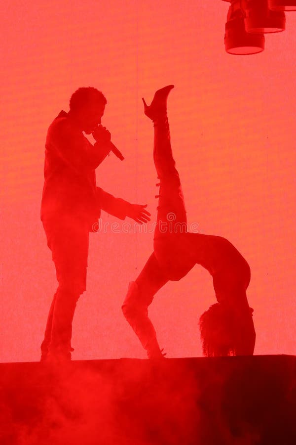 Jason Derulo Performing on Stage with a Dancer during a Live Concert ...