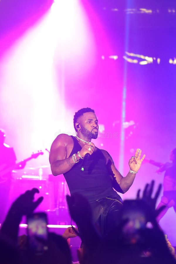 Jason Derulo Performing on Stage with a Dancer during a Live Concert ...