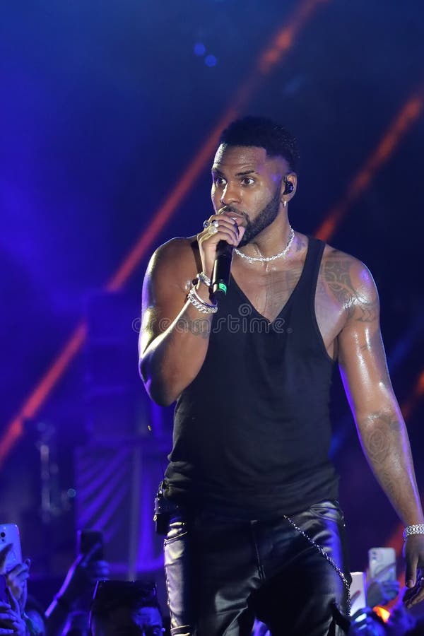 Jason Derulo Performing on Stage with a Dancer during a Live Concert ...