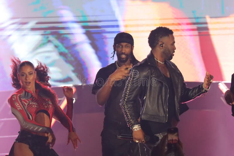 Jason Derulo Performing on Stage with a Dancer during a Live Concert ...