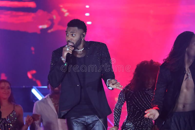 Jason Derulo Performing on Stage with a Dancer during a Live Concert ...