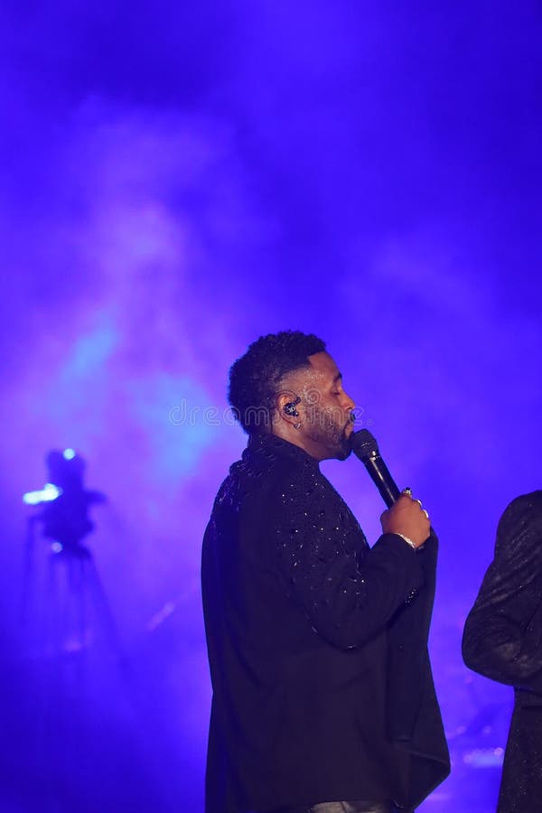 Jason Derulo Performing on Stage with a Dancer during a Live Concert ...
