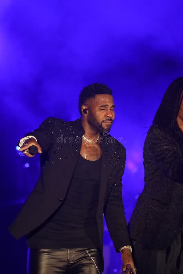 Jason Derulo Performing on Stage with a Dancer during a Live Concert ...