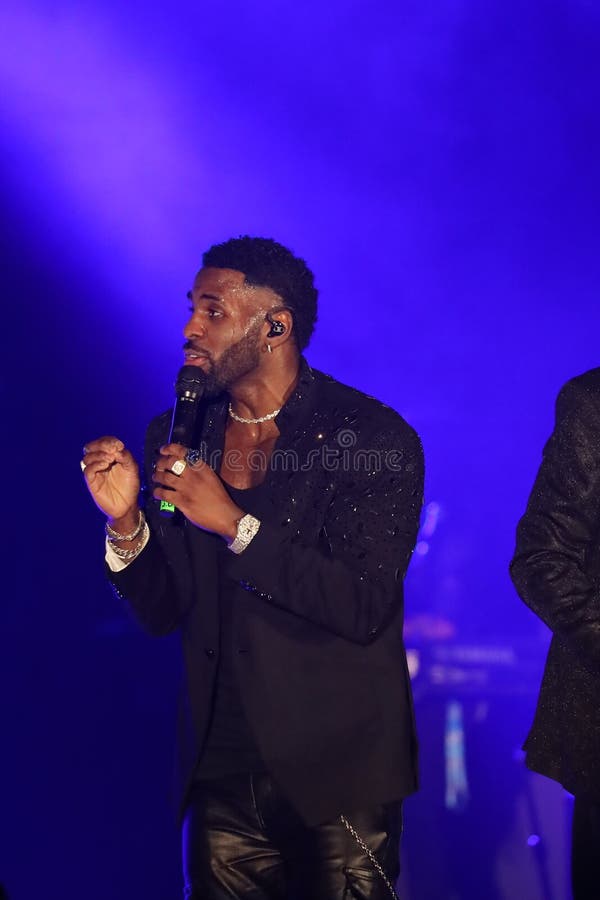 Jason Derulo Performing on Stage with a Dancer during a Live Concert ...