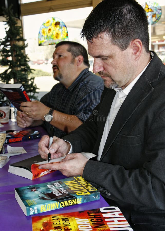 Jason Elam Y Steve Yohn Dan Una Dedicatoria Sus Novelas Imagen ...