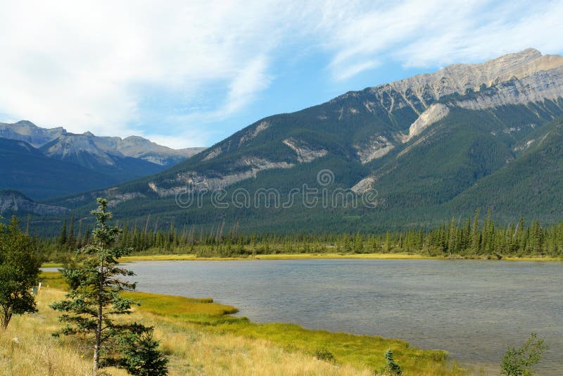 Jasper See und Berge stockbild. Bild von schön, spitzen - 5067415