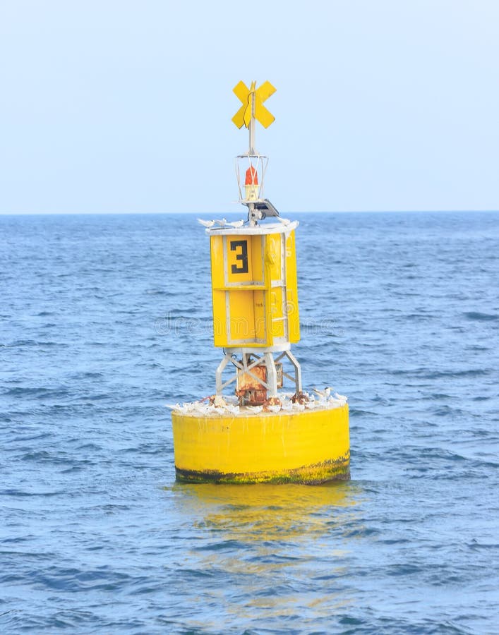 Balise De Navigation Jaune De Flottement Sur La Mer Bleue Photo stock ...