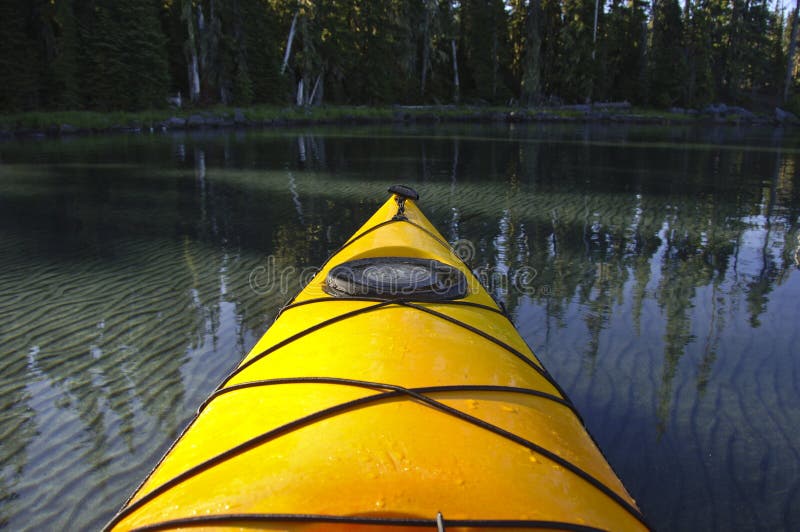 Kayaks sur le rivage image stock. Image du plastique, slalom - 5541691