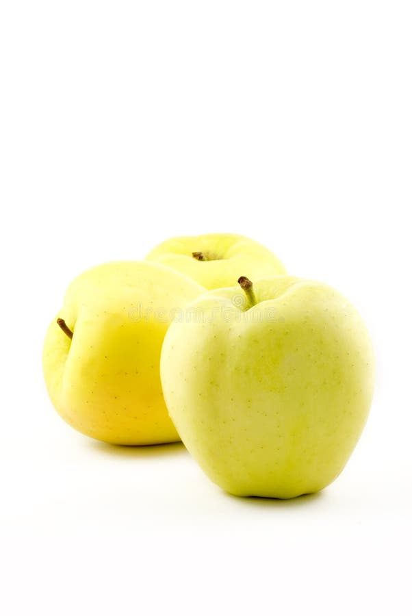 Trois pommes jaunes photo stock. Image du délicieux, tachetée - 32110086