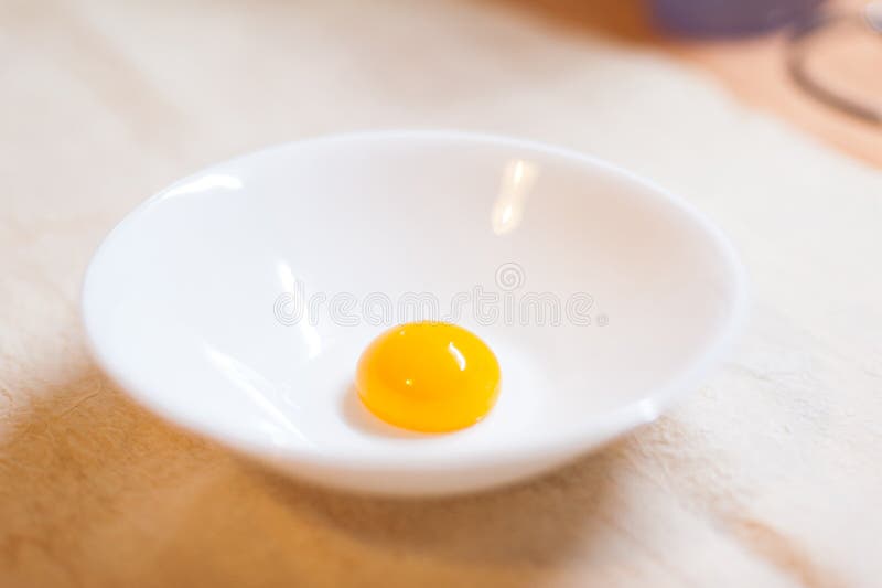 Jaune de plat image stock. Image du dîner, sain, petit - 30314021