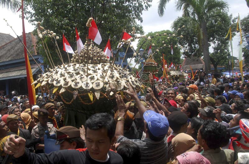 INDONESIAN LANGUAGE TO BE SOUTHEAST ASIAN OFFICIAL LANGUAGE Editorial ...