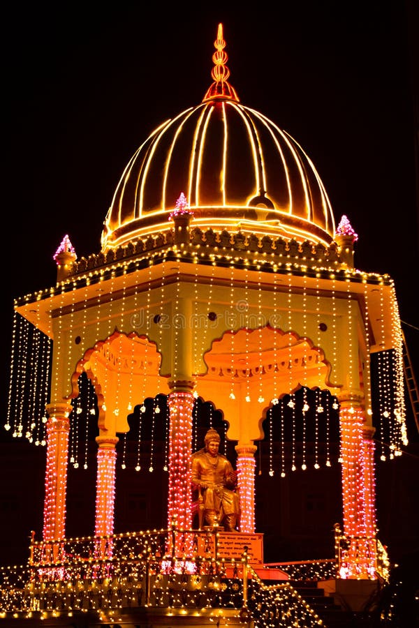 Jayachamarajendra Wodeyar Statue in Mysuru Stock Photo - Image of ...