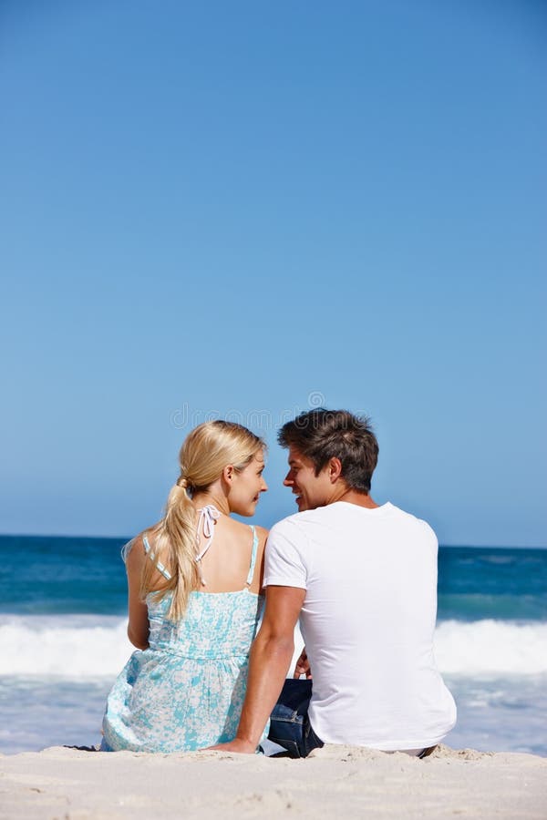 Je Nai Que Des Yeux Pour Toi Photo Dun Couple Aimant Assis Ensemble