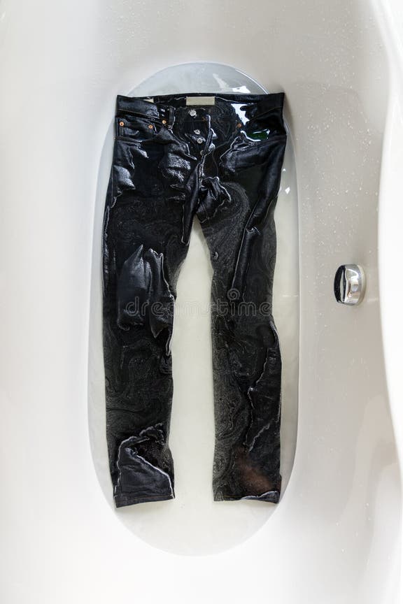 Jeans i bada arkivfoto. Bild av byxa, vatten, tvätta - 79648856