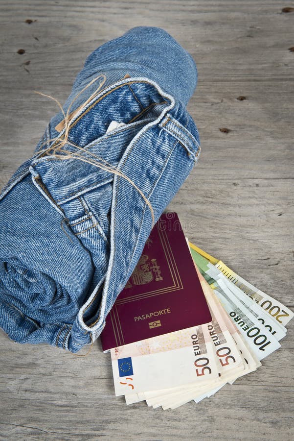 Jeans, Pass und viel Geld stockfoto. Bild von banknote - 27973120