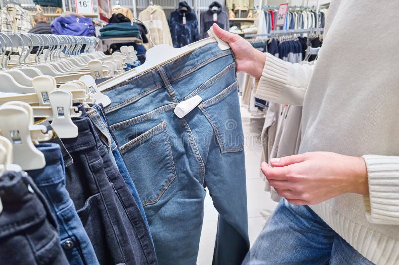 Jeans Y Un Cliente En Una Tienda De Ropa Imagen de archivo - Imagen de ...