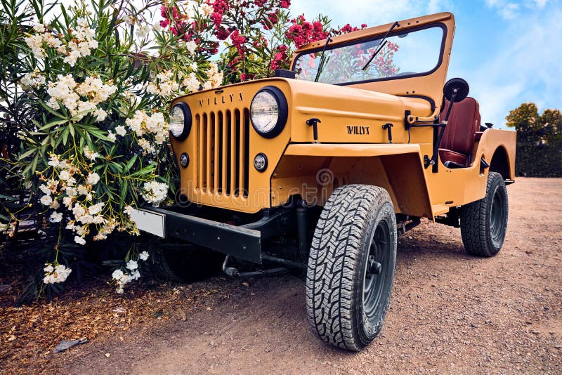 Un Jeep Azul Wrangler Sport Visto En Un Lote De Concesionarios De Jeep ...