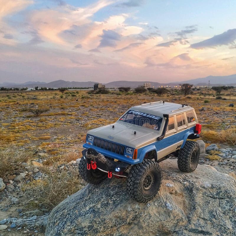 Jeep Cherokee Rc Crawler Auto En Una Roca Foto de archivo editorial ...
