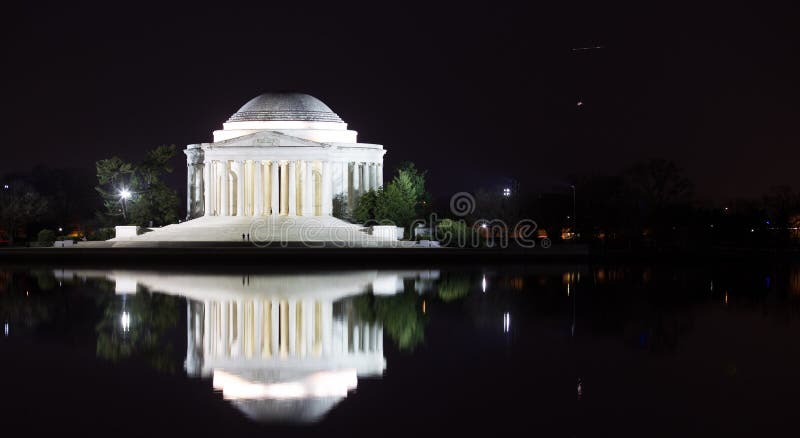Jefferson Memorial at Night Editorial Photography - Image of monument ...