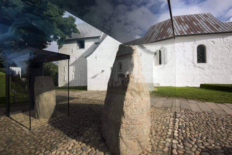 Jellinge-Steine, Dänemark stockfoto. Bild von dänemark - 96823052