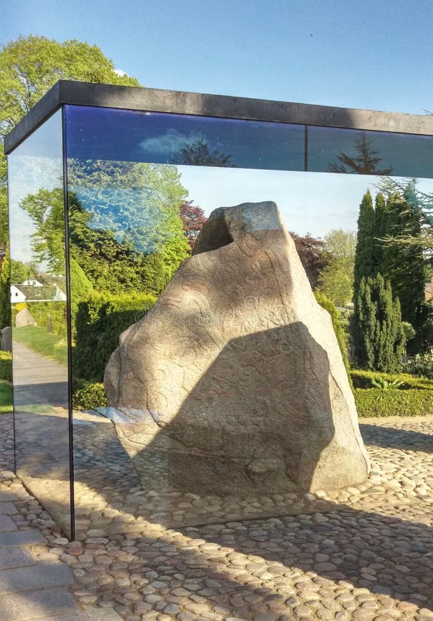 Jellinge-Steine, Dänemark stockfoto. Bild von dänemark - 96823052