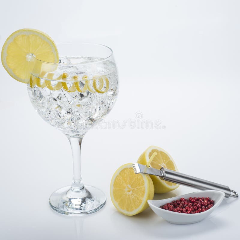 Jenever En Tonicum Met Roze Peper En Citroendraai Stock Foto - Image of ...