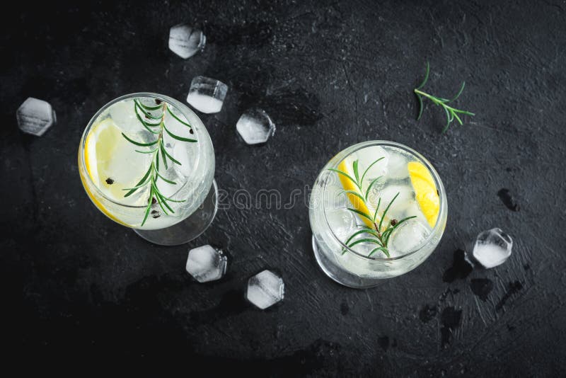 Jenever tonische cocktail stock afbeelding. Image of versier - 154326495