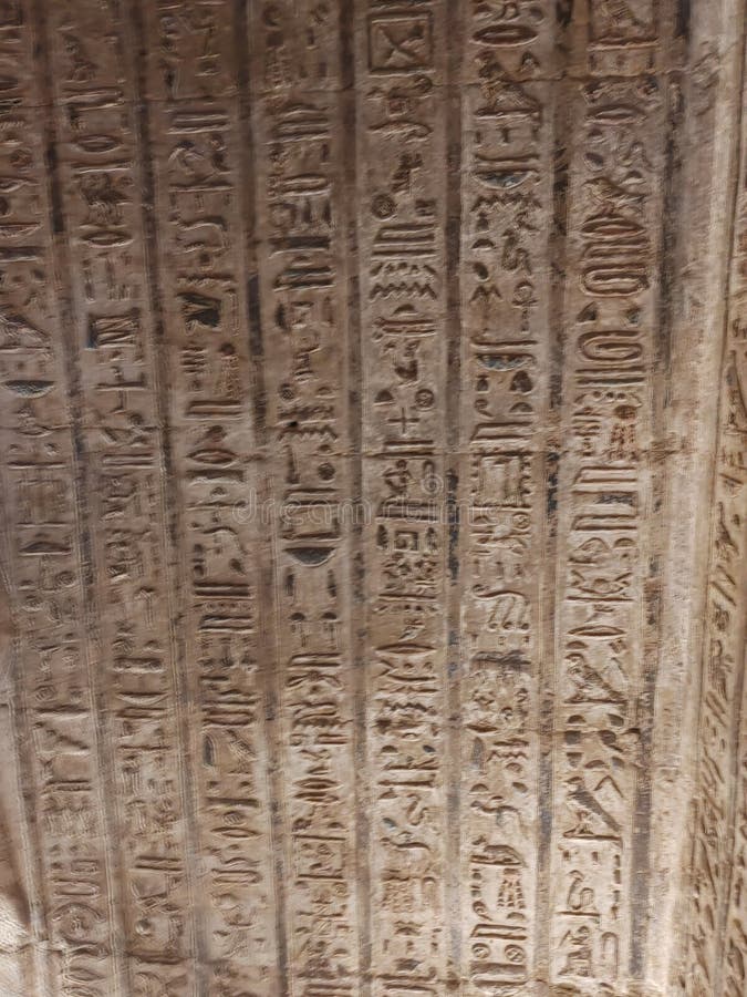Jeroglifos En El Templo De Hatio De Dendera Foto de archivo - Imagen de hierro, egipto: 377803742