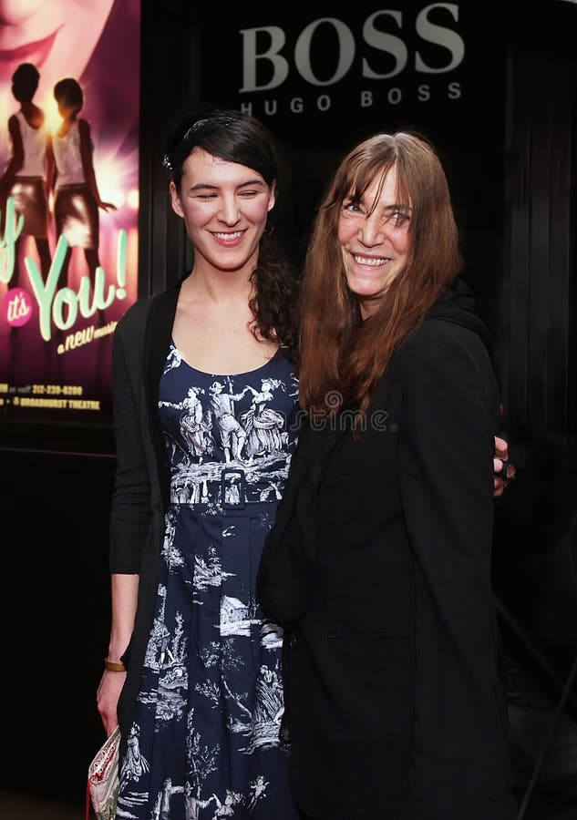 Jessie Smith y Patti Smith foto editorial. Imagen de centro - 108017331