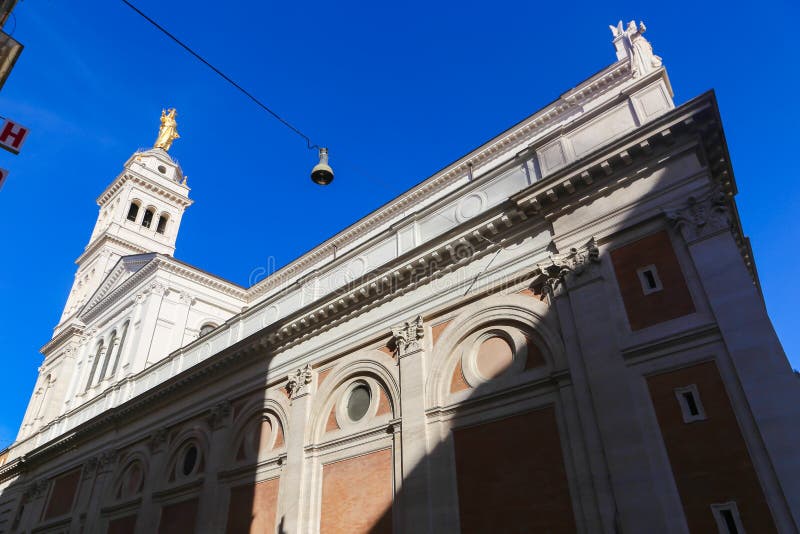 Jesus Gold Statue - Roma foto de archivo. Imagen de europa - 106320912
