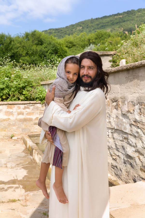 Jesus Que Guarda Uma Criança Foto de Stock - Imagem de exterior, homens ...