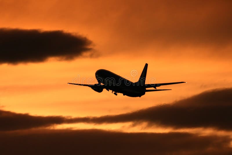 1,356 Aeroplano Che Decolla Al Tramonto Foto stock - Foto stock ...