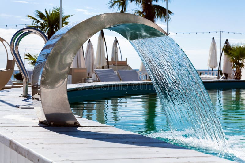 Jet de cascade de piscine photo stock. Image du douche - 34296840