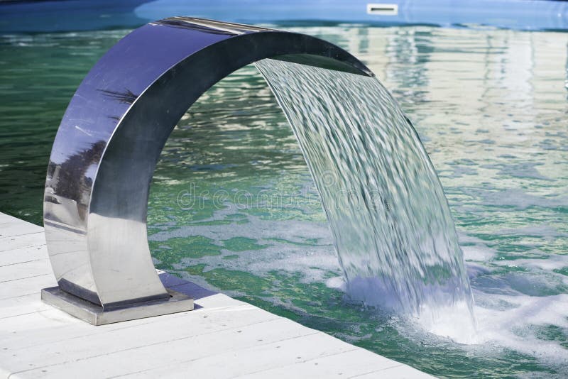 Jet de cascade de piscine photo stock. Image du douche - 34296840