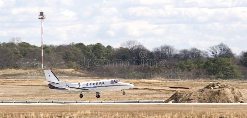 Texas Jet Touching Down foto de archivo. Imagen de vuelo - 4918676