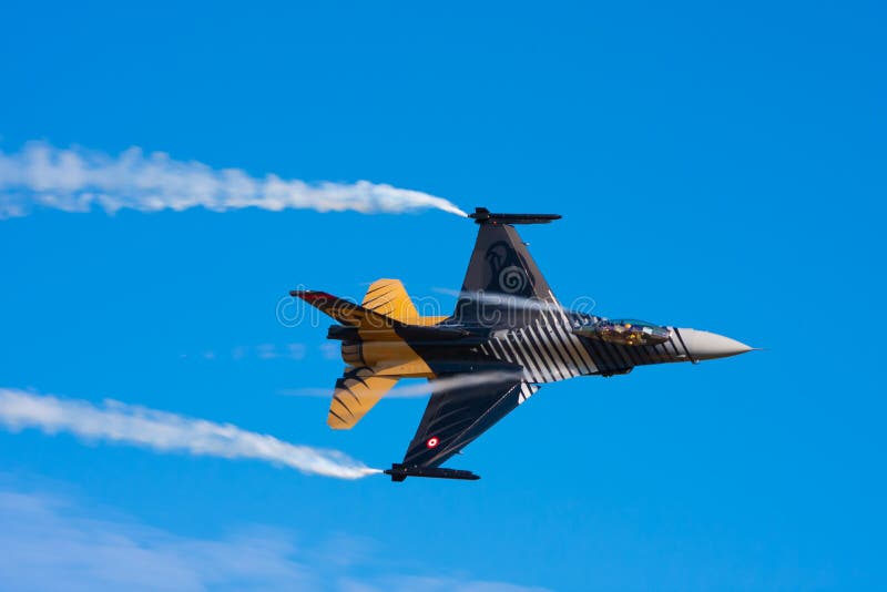 Aeroplano militar del jet foto editorial. Imagen de licencia - 61962161