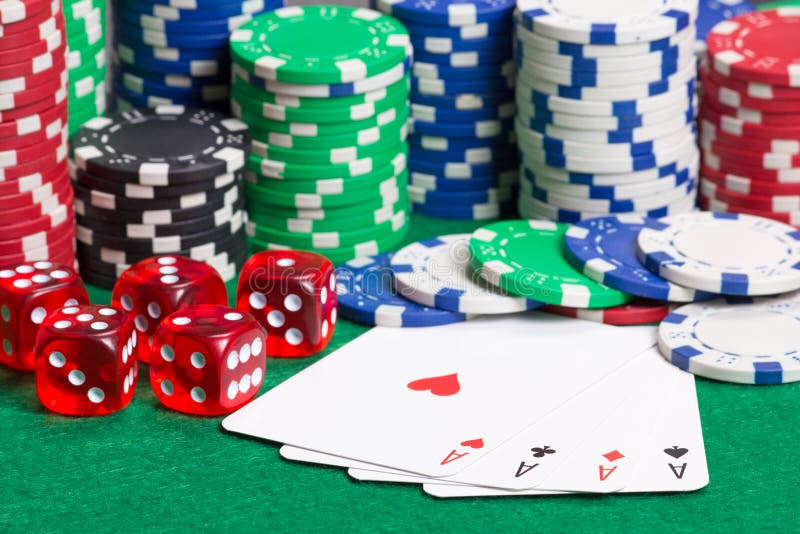 Jeton De Poker Bleu Sur La Table De Casino Image stock - Image du ...