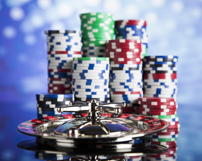Jetons De Poker Sur Un Jeu Avec La Roulette De Casino Image stock ...