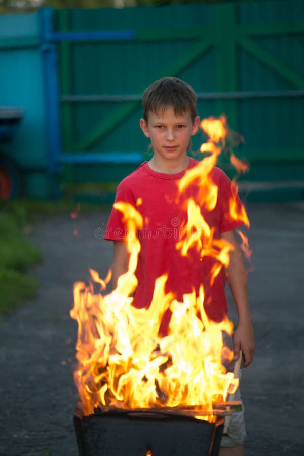 Jeu avec le feu image stock. Image du densité, pièce - 182385113