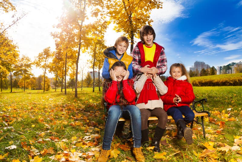 Jeu de cache-cache image stock. Image du enfant, amusement - 35575403