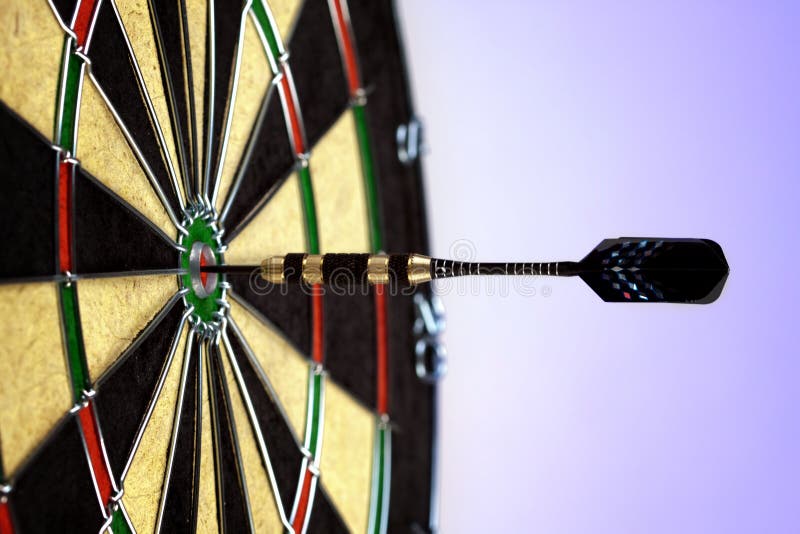 Jeu de dard ! photo stock. Image du exactitude, centre - 13225610