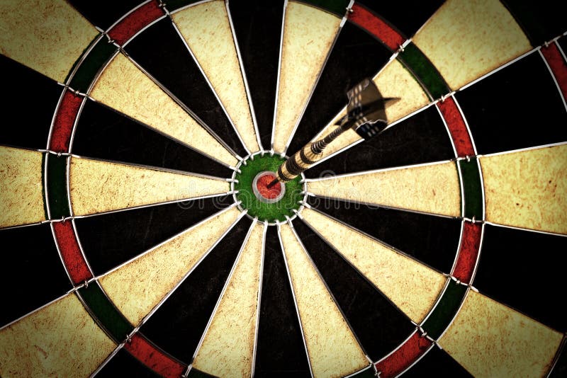 Jeu de dard ! photo stock. Image du exactitude, centre - 13225610
