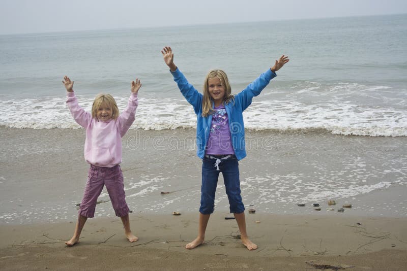 Deux Lesbiennes De Jeunes Filles à Une Partie Dans Le Club Image Stock Image Du Vacances
