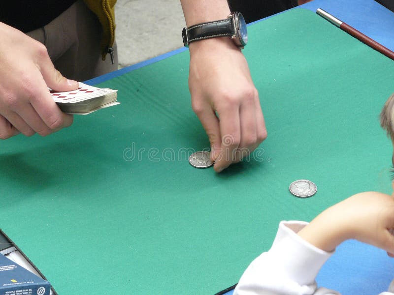 Jeu magique photo stock. Image du gens, fond, tomber - 194421330